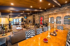Penthouse Deluxe, 2 quartos | Ferro/tábua de engomar, Wi-fi grátis, roupa de cama fornecida 