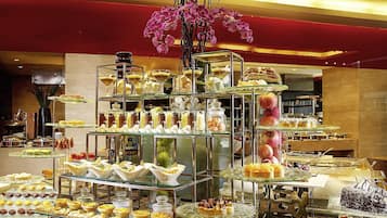 3 restaurantes: servem pequenos-almoços, almoços e jantares