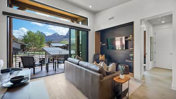 Vila superluxo, 2 quartos, cozinha | Área de estar | Smart TV 65 polegadas com canais digitais, Netflix, Hulu