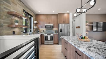 Vila superluxo, 3 quartos, cozinha, vista para a montanha | Cozinha privada | Micro-ondas, máquina de café expresso, cafeteira/chaleira