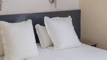 Quarto Standard, 1 cama de casal | Roupa de alta qualidade, secretária, ferro/tábua de engomar