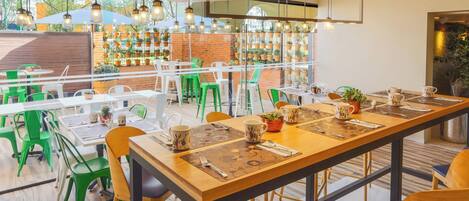 2 restaurantes, café da manhã, culinária internacional