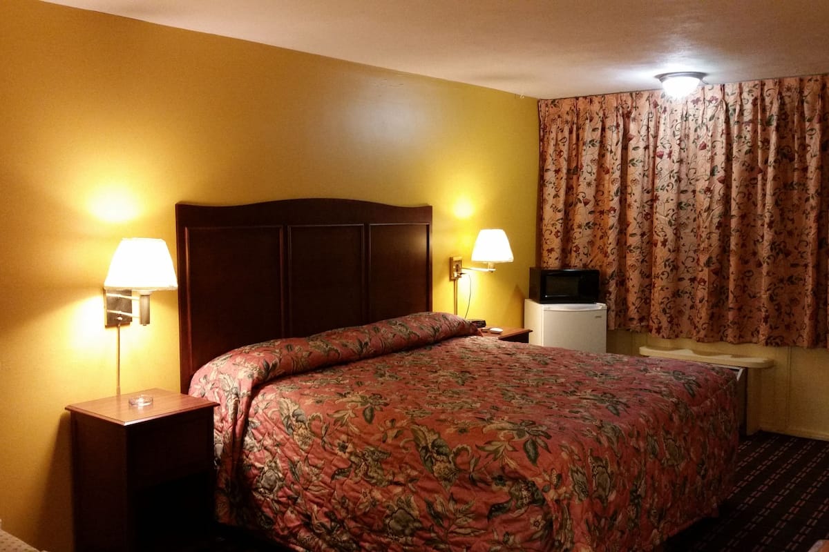 Quarto Standard, 1 cama king-size, fumadores | Secretária, ferro/tábua de engomar, Wi-fi grátis