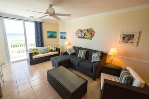 Condo, 2 quartos, no piso térreo | Cofres nos quartos, ferros/tábuas de passar roupa, Wi-Fi de cortesia