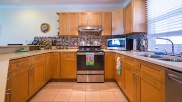Condo, 2 Bedrooms, Oceanfront | Cozinha privada | Geladeira grande, micro-ondas, fogão, lava-louças