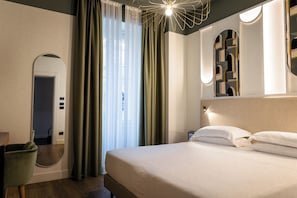 Quarto Standard, 1 cama queen-size, não fumadores | Edredões de penas, minibar, cofre no quarto, secretária 