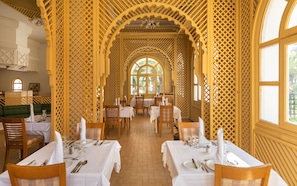 2 restaurantes: servem pequenos-almoços, almoços e jantares