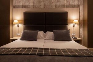 Minibar, cofre no quarto, secretária 