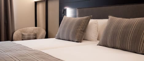 Minibar, cofre no quarto, secretária