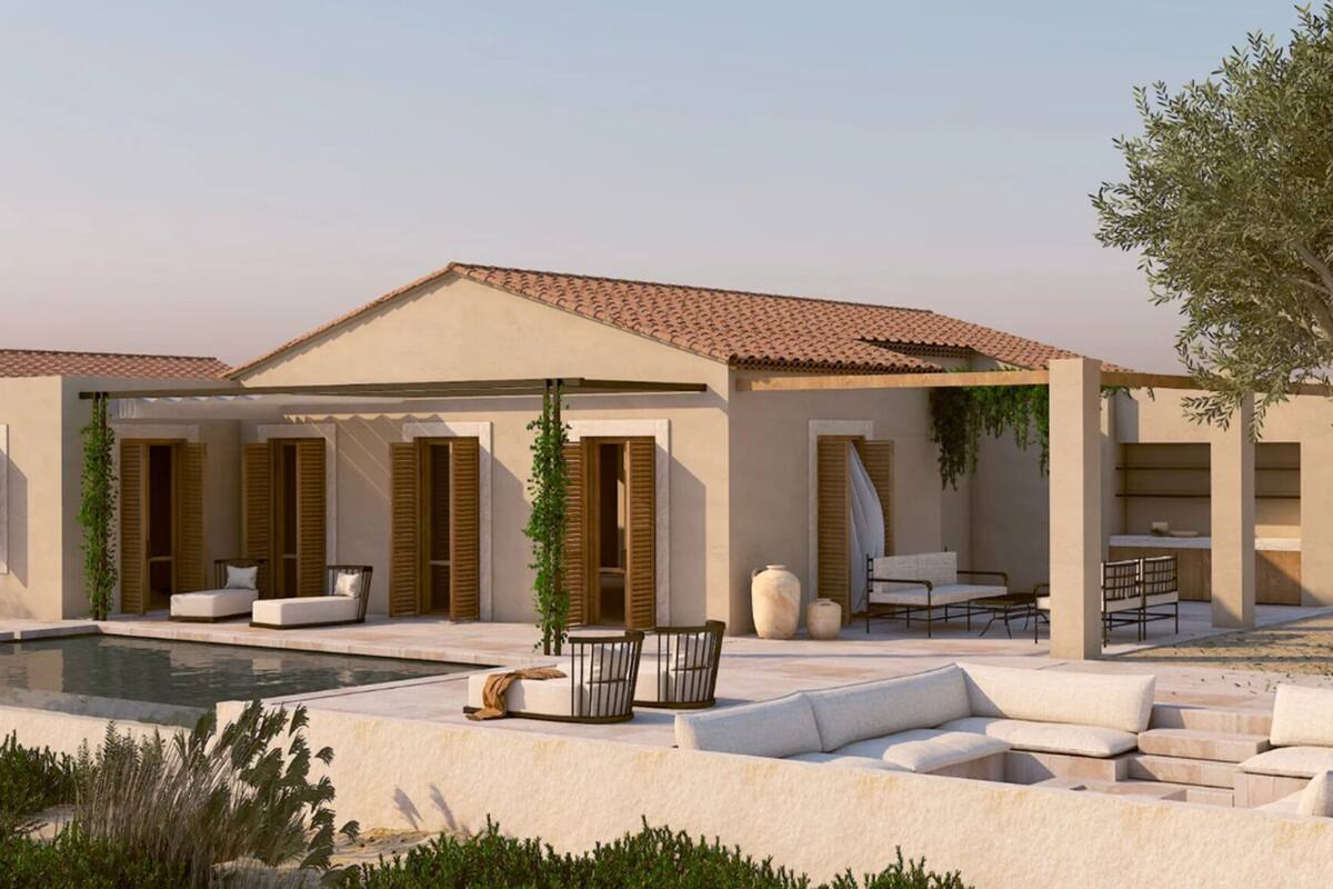 Uma área externa moderna com piscina, mobiliário de jardim e um pergolado.