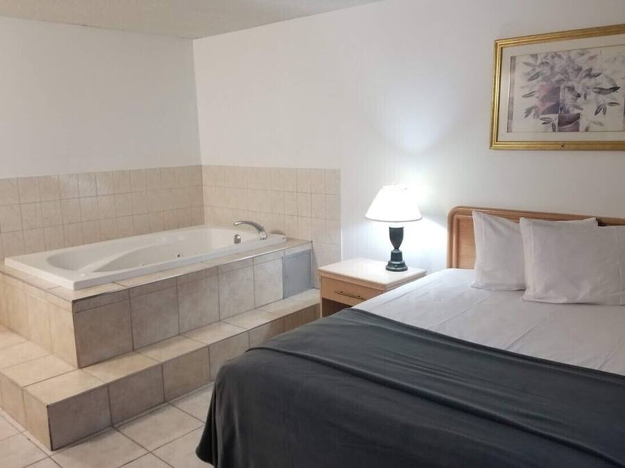 Quarto standard, 1 cama Queen, banheira de hidromassagem | Escrivaninha, cortinas blackout, Wi-Fi de cortesia, roupa de cama