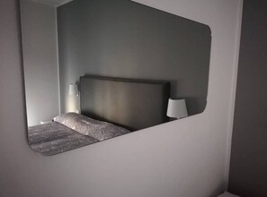 Escrivaninha, espaço de trabalho para notebook, cortinas blackout