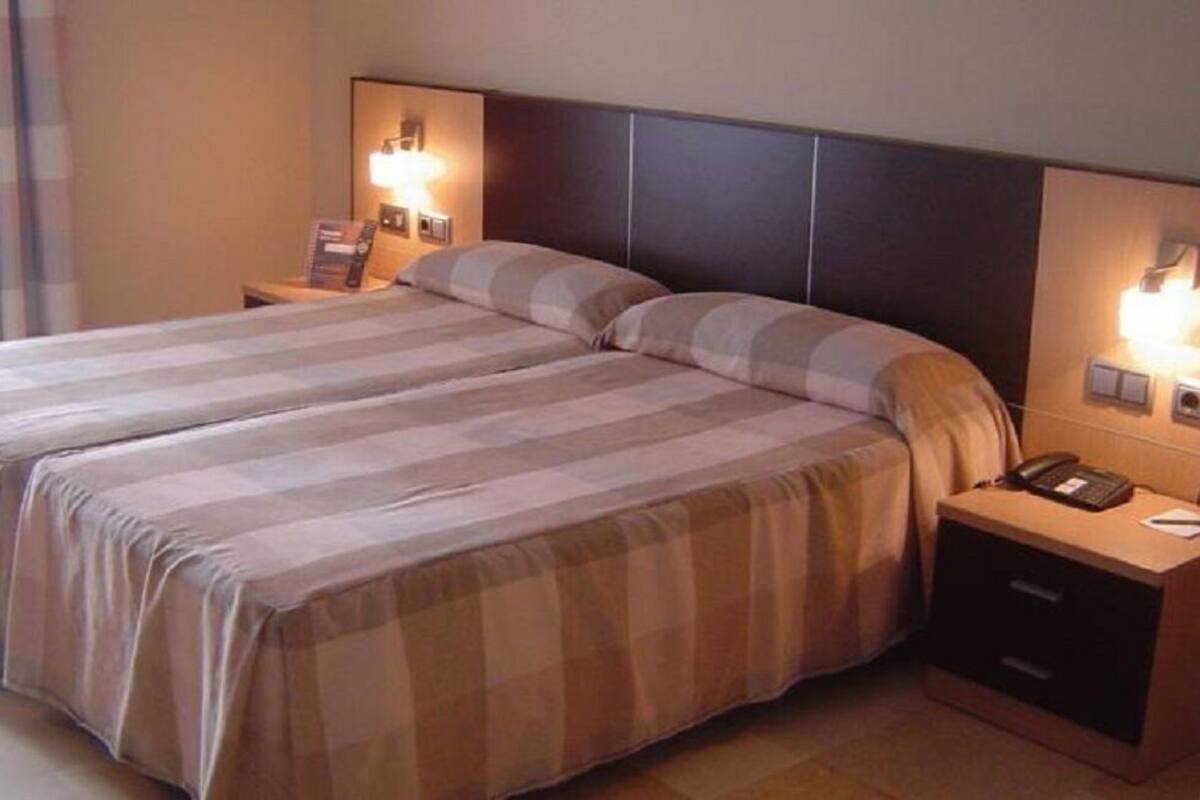 Frigobar, cofres nos quartos, escrivaninha, cortinas blackout