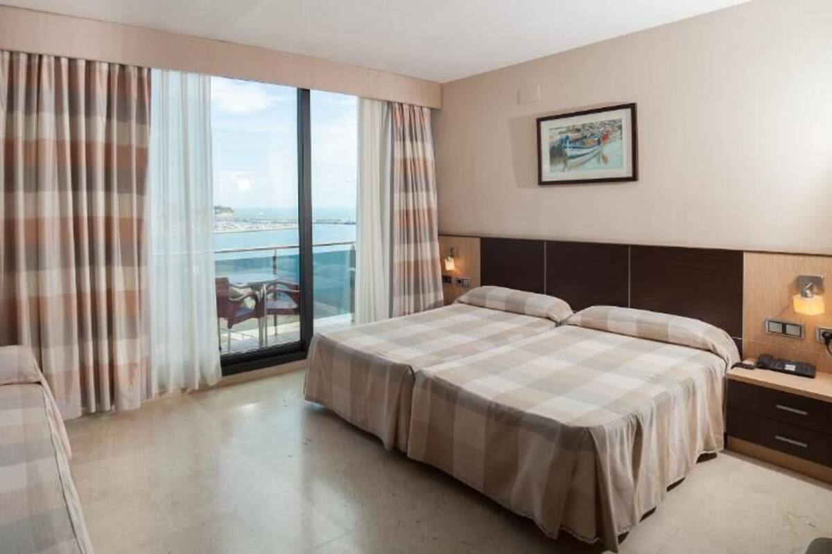 Frigobar, cofres nos quartos, escrivaninha, cortinas blackout