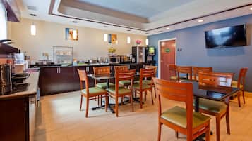 Café da manhã com buffet grátis todos os dias