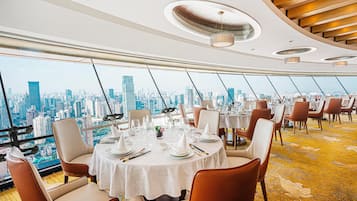 3 restaurantes, café da manhã, culinária internacional