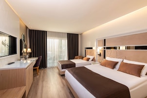 Quarto Deluxe, 1 quarto, não fumadores | Roupa de alta qualidade, minibar grátis, cofre no quarto, secretária 