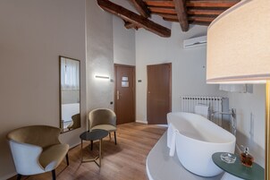 Quarto Deluxe, banheira | Edredões de penas, minibar, cofre no quarto, secretária 