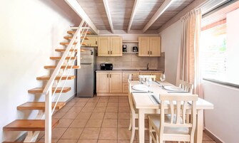 Vila superior, 2 quartos | Cozinha privada | Geladeira grande, micro-ondas, máquina de café expresso, torradeira