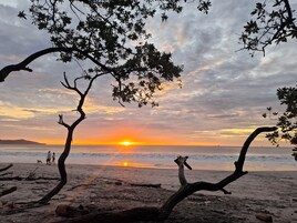 Na praia, espreguiçadeiras, toalhas de praia, massagens na praia 