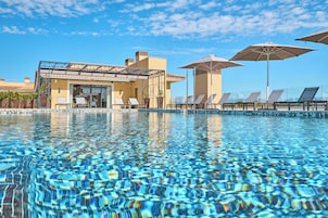 Piscina interna, piscina externa, guarda-sóis, espreguiçadeiras
