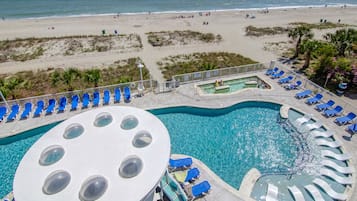 Piscina exterior, espreguiçadeiras