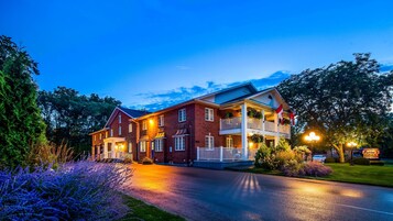 Fachada do alojamento (tarde/noite)