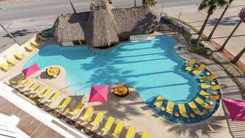 Piscina exterior, espreguiçadeiras