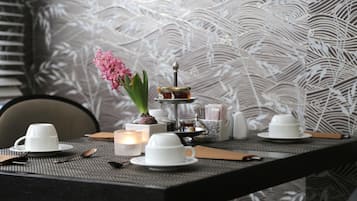 Pequenos-almoços, almoços, jantares servidos, cozinha internacional