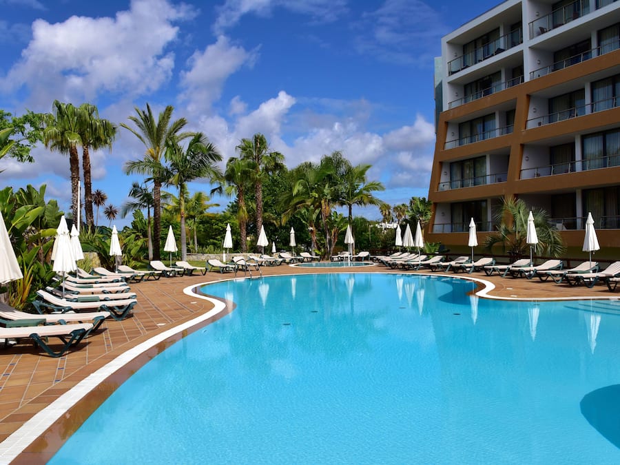 Piscina interior, piscina exterior, espreguiçadeiras