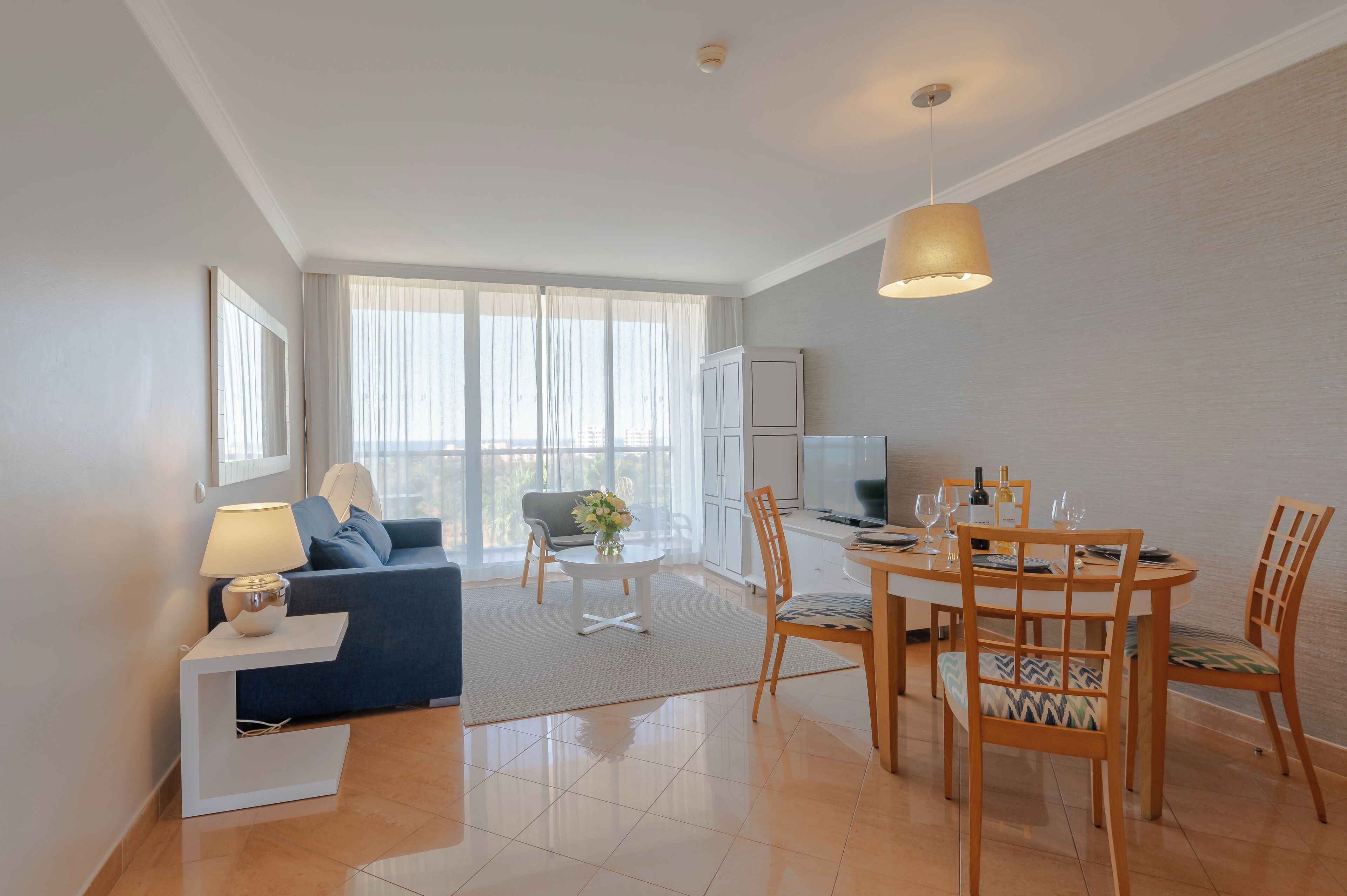 Apartamento Superior, 1 quarto | Sala de estar | Televisor 