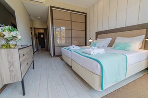 Apartamento, 1 quarto | Cofre no quarto, secretária, cortinas/cortinados opacos
