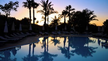 Piscina interior, piscina exterior, espreguiçadeiras