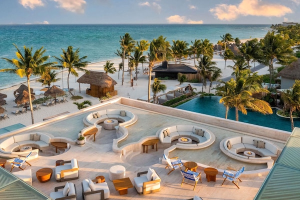 3 bares/lounges, um bar à beira da piscina, um bar junto à piscina