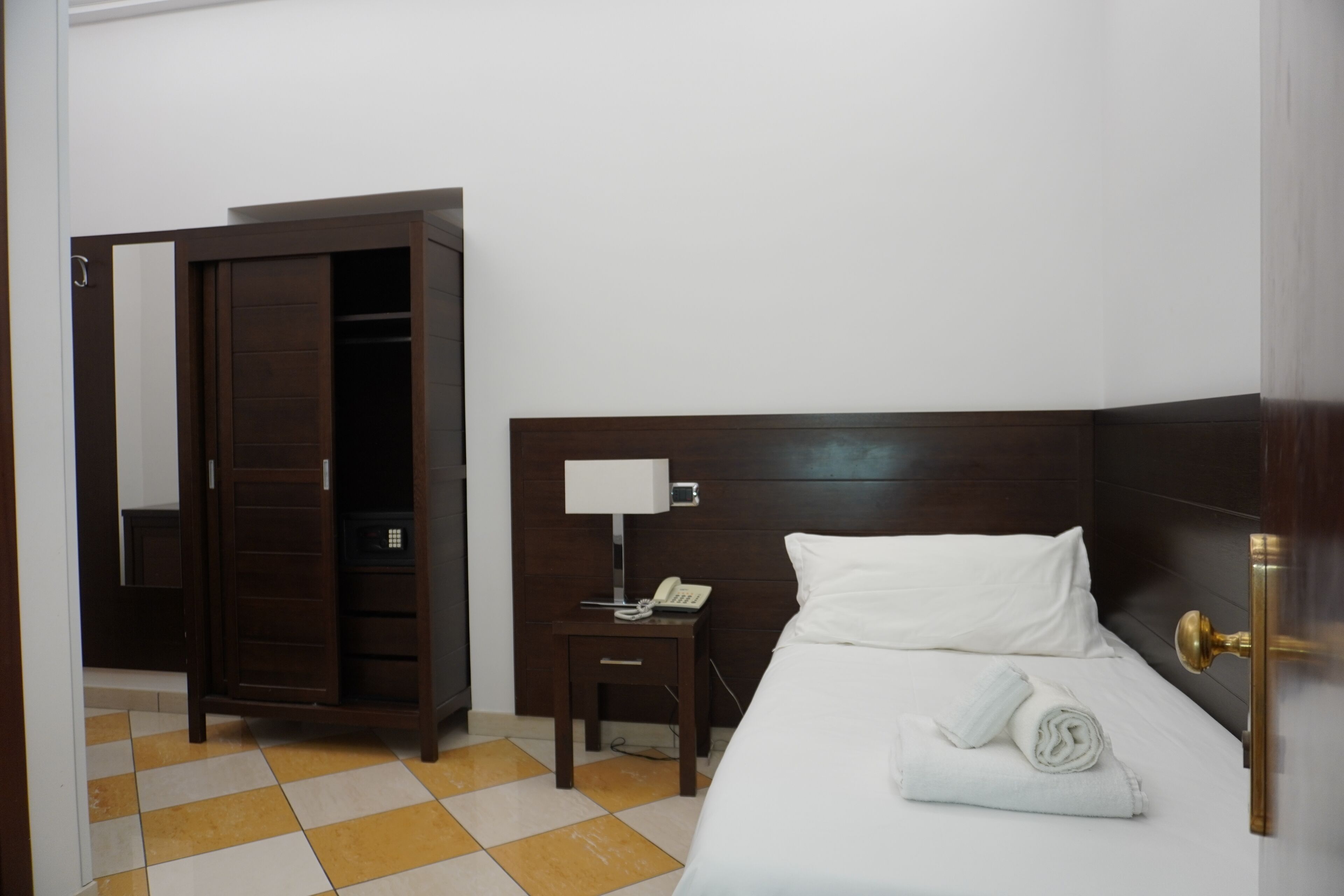 Quarto Individual Económico | Sala de estar | Televisor de 24 polegadas com canais por cabo 