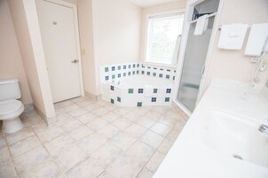 Quarto, para não fumantes, banheira de hidromassagem | Banheiro | Produtos de toalete grátis, secador de cabelo, toalhas de banho 
