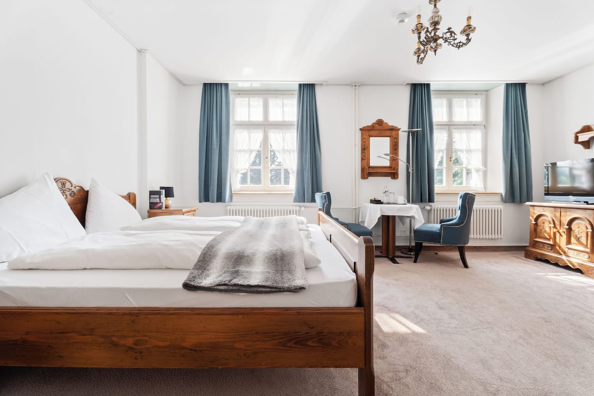 Quarto casal (Schloss) | Edredons de pluma, cofres nos quartos, escrivaninha, cortinas blackout