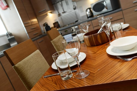 Um frigorífico/congelador grande, um micro-ondas, um forno . PREMIER SUITES Newcastle