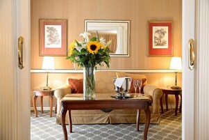 Roupas de cama premium, frigobar, cofres nos quartos, escrivaninha