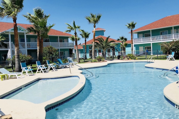 Piscina exterior, da(s) 10:00 à(s) 22:00, espreguiçadeiras