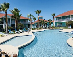 Piscina exterior, da(s) 10:00 à(s) 22:00, espreguiçadeiras