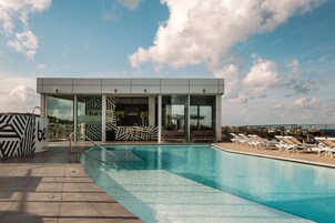 Piscina interior, piscina exterior, espreguiçadeiras