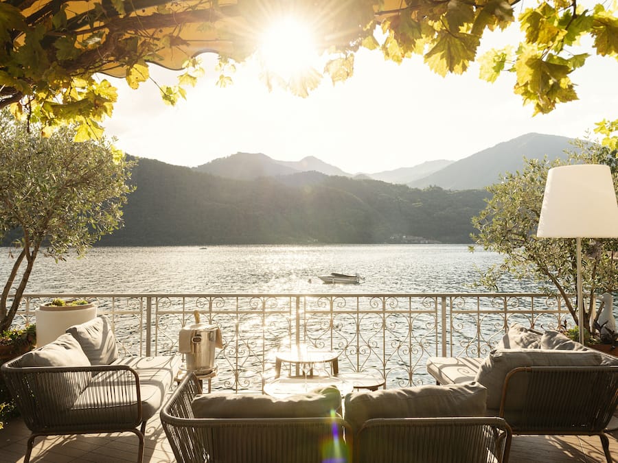 Pequenos-almoços servidos, com espaço para refeições ao ar livre