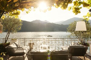Serviço de café da manhã, culinária italiana, restaurante ao ar livre 