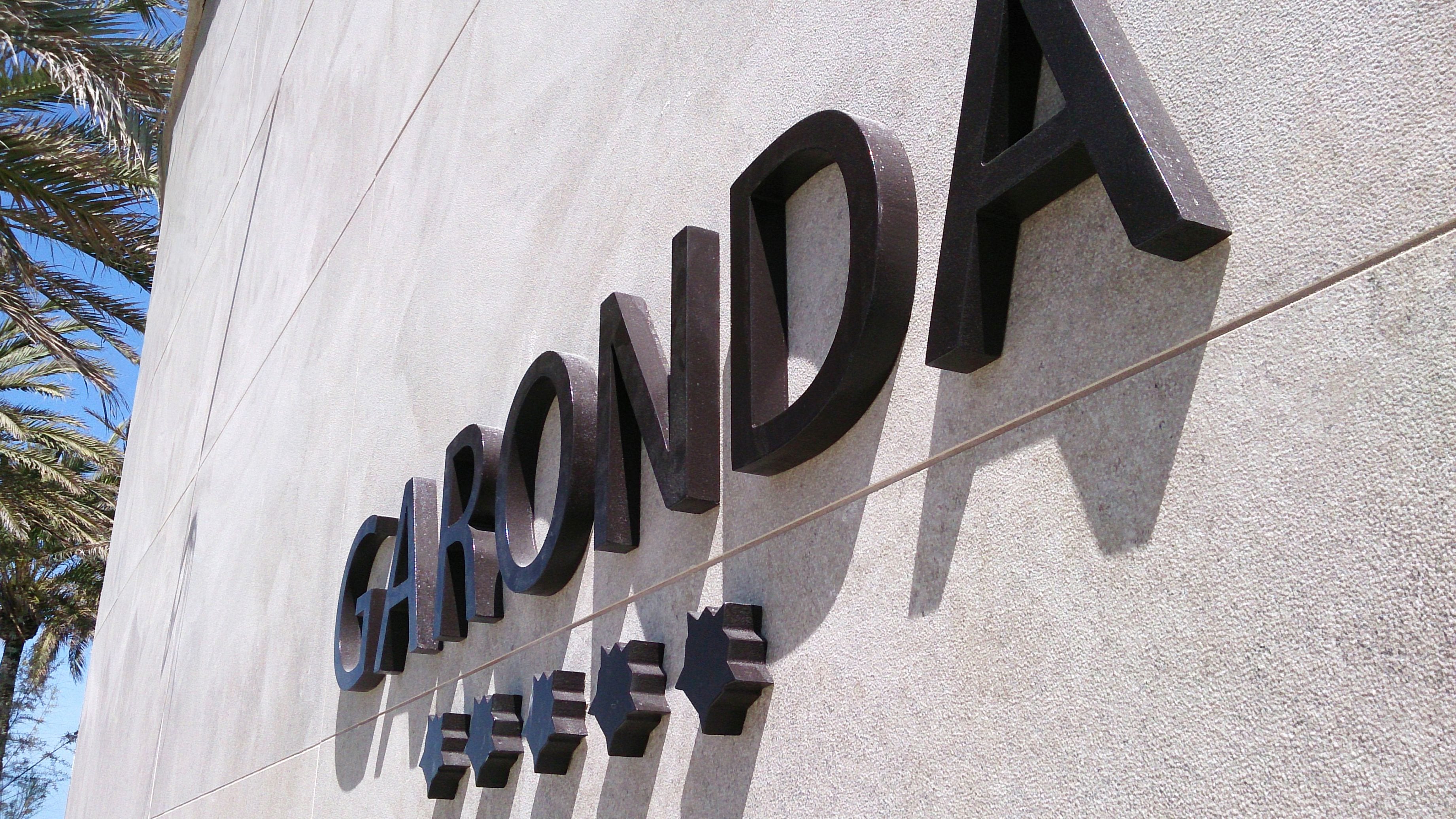 Placa de edifício com o nome 'CHRONDA' e uma seta apontando para a esquerda.