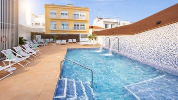 3 piscinas exteriores, uma piscina com cascata, guarda-sóis