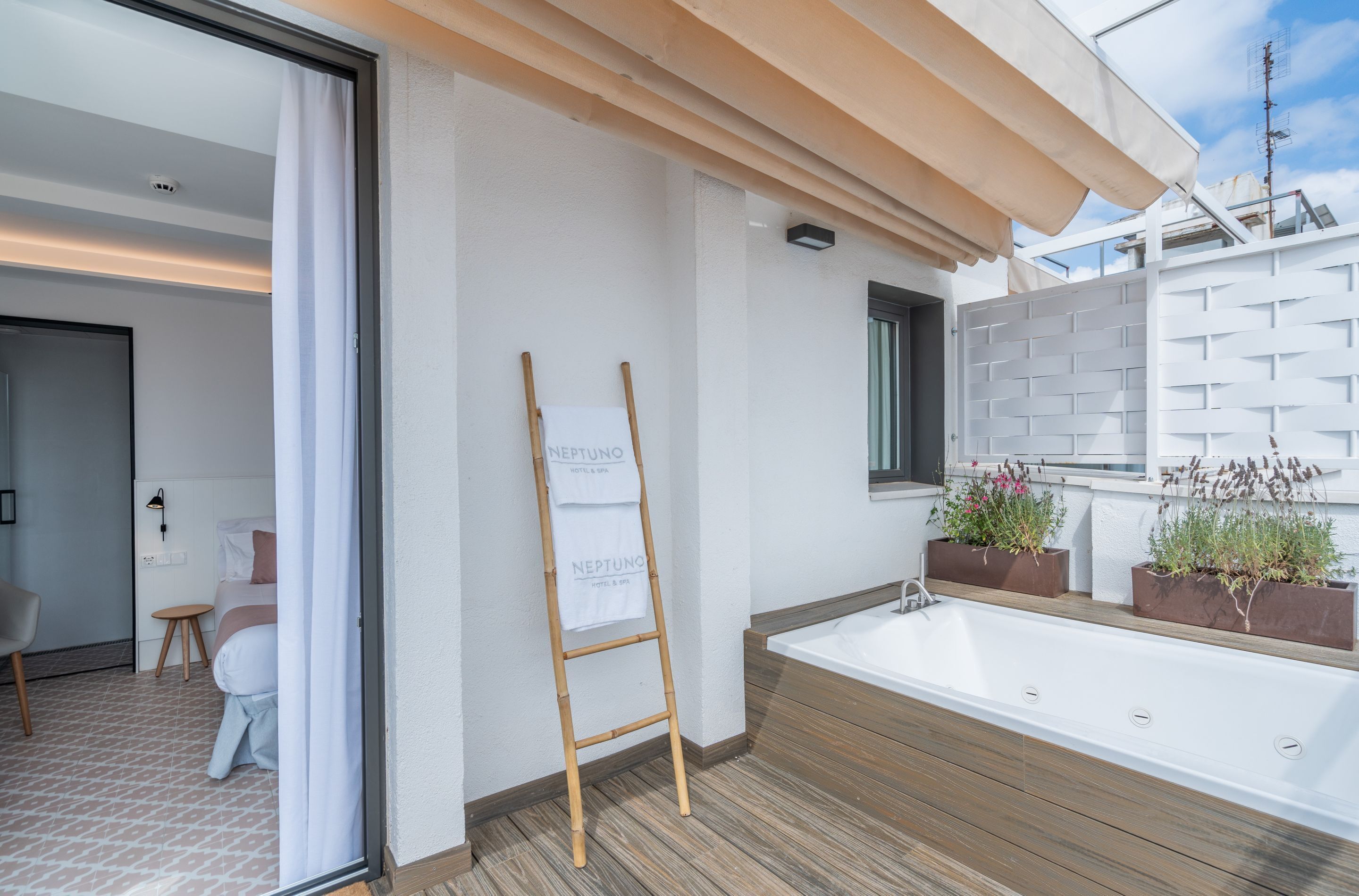 Quarto premium, terraço (Exterior Jacuzzi) | Roupas de cama premium, cofres nos quartos, escrivaninha