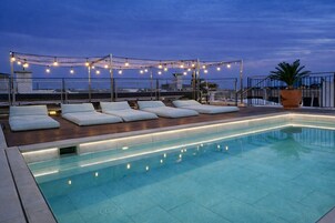 3 piscinas exteriores, uma piscina com cascata, guarda-sóis 