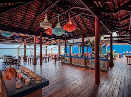 Serviço de café da manhã, local e internacional, vistas para a praia . Bandara Spa Resort & Pool Villas, Samui
