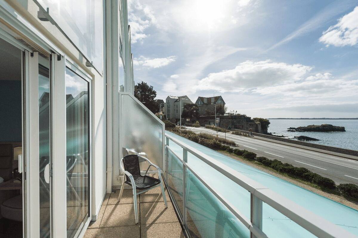 Quarto casal ou duplo conforto, sacada, vista para o mar | Escrivaninha, quartos à prova de som, ferros/tábuas de passar roupa